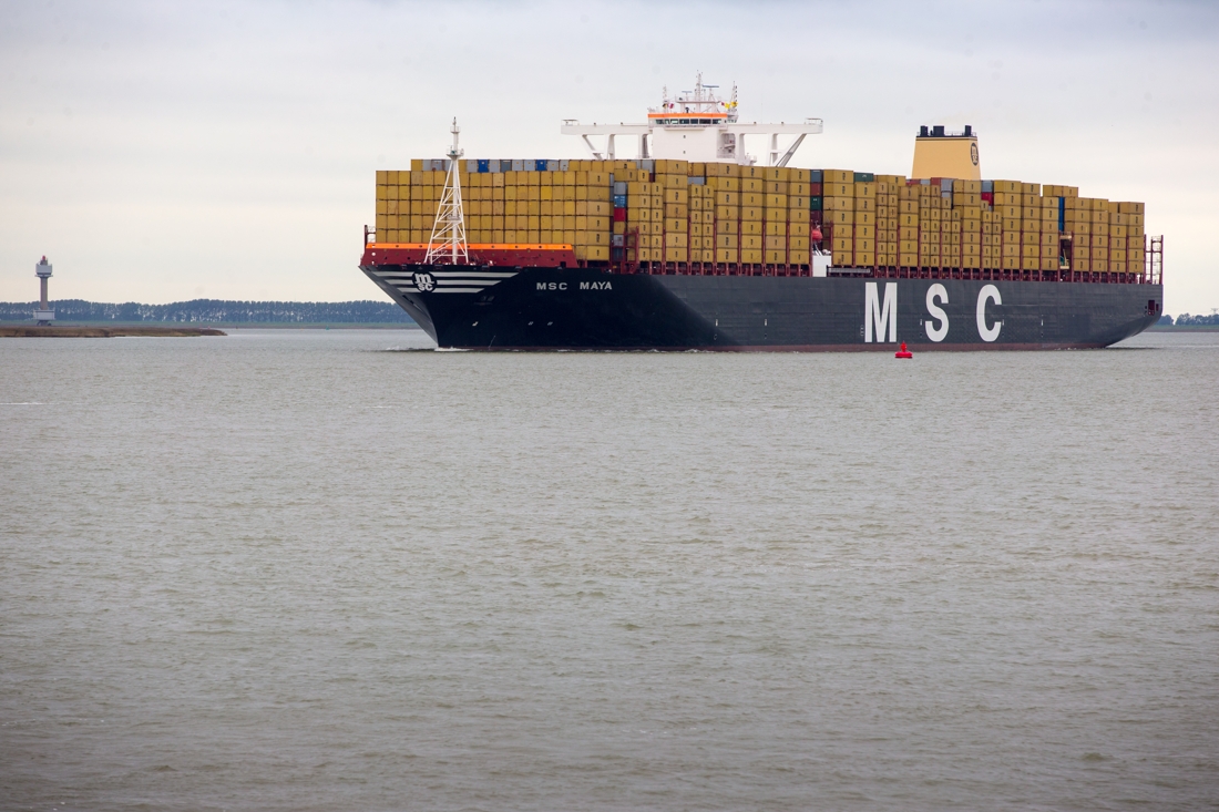Zo wordt grootste containerschip ter wereld binnengesleept i... - Gazet ...