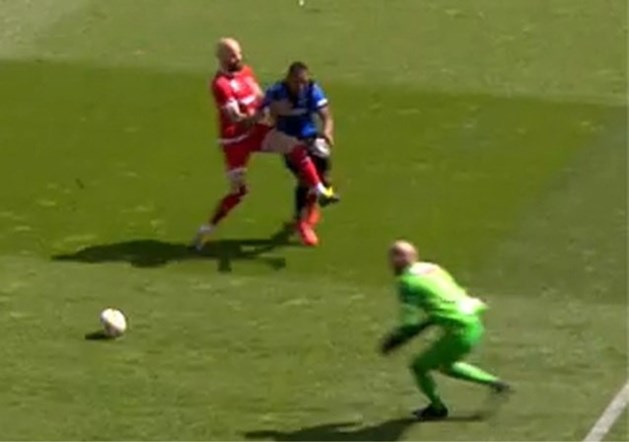 VAR krijgt er opnieuw van langs nadat Club Brugge penalty onthouden ...