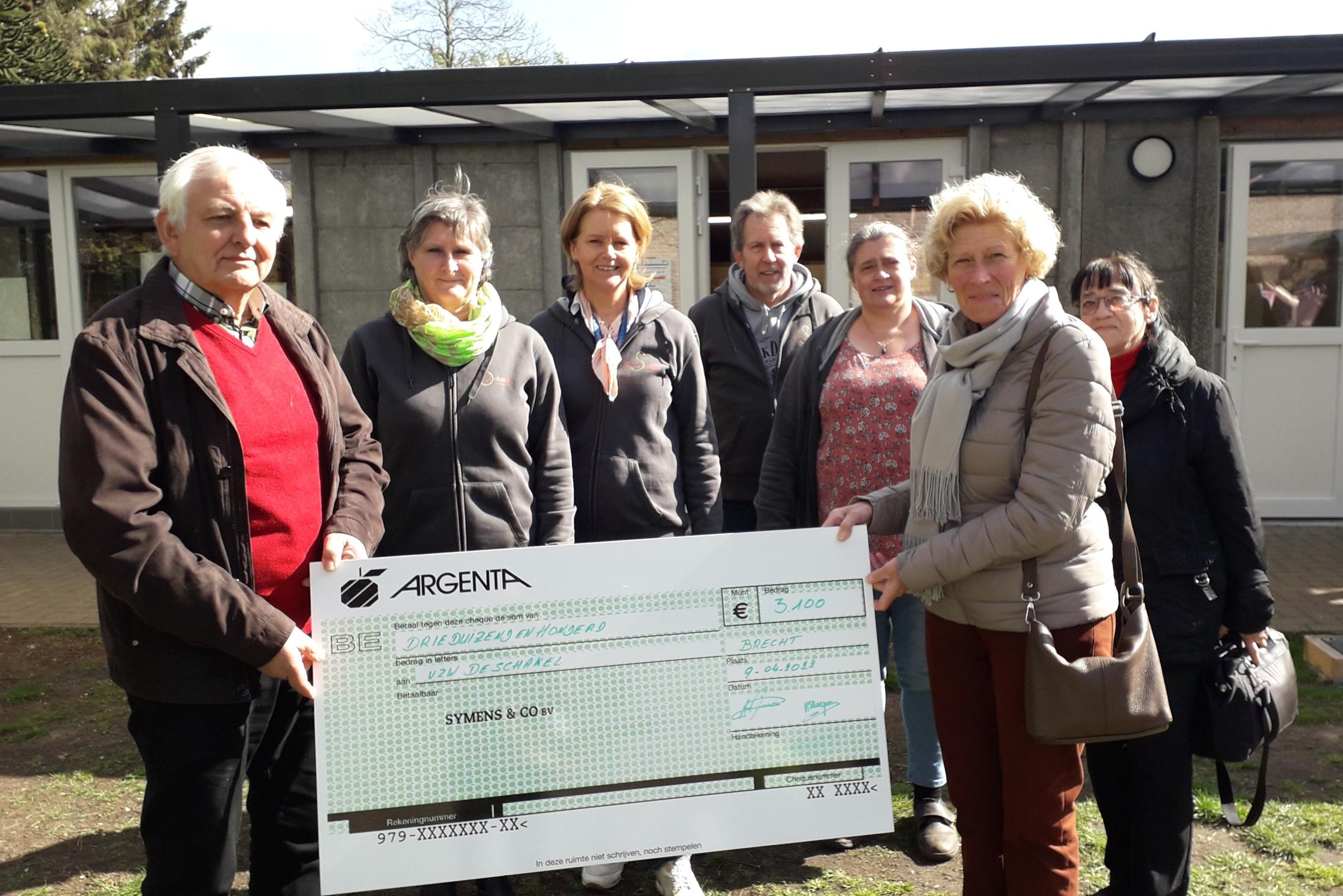 De Schakel verwelkomt klanten sociale kruidenier voortaan onder nieuwe luifel dankzij steun ...