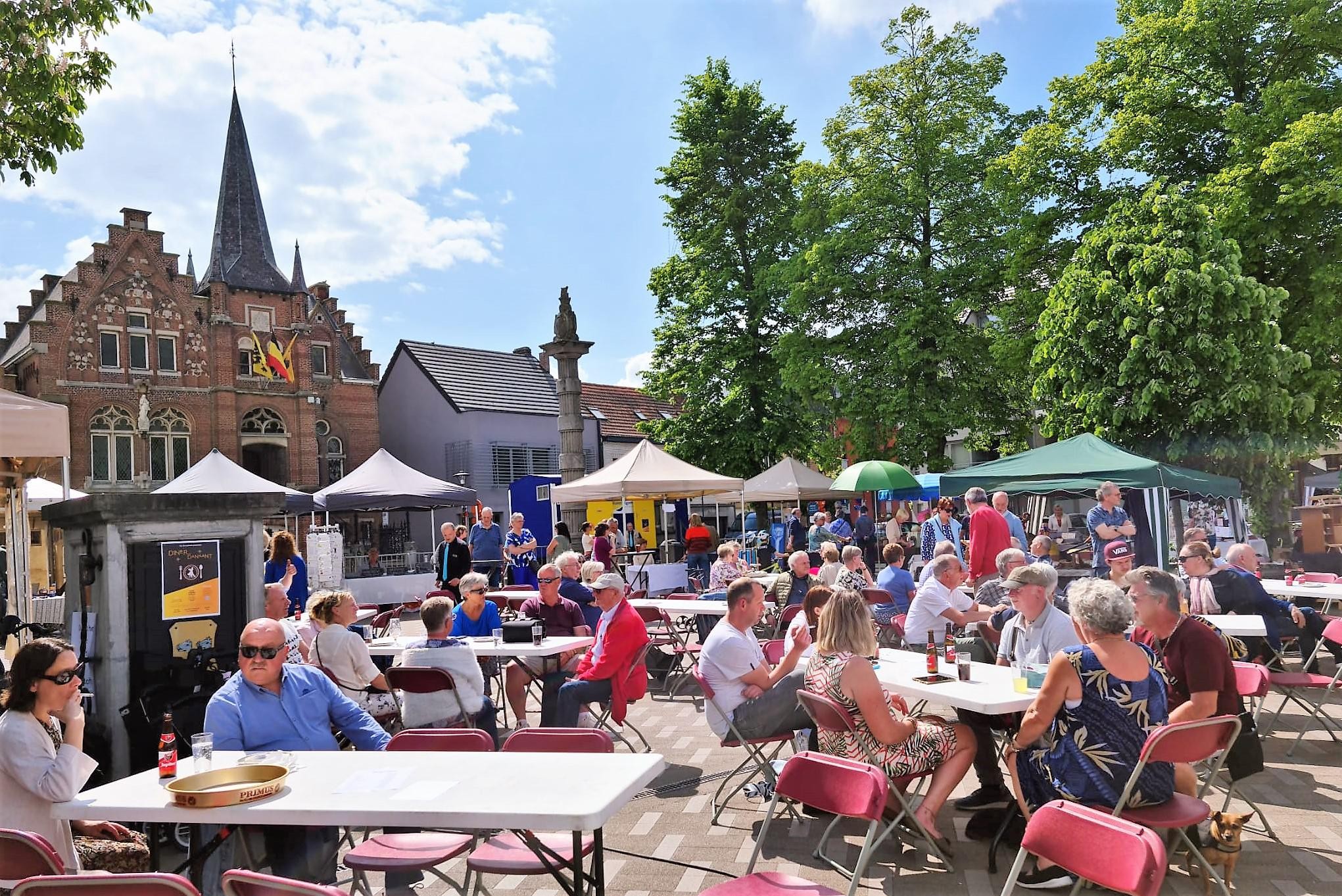 Kunst op het Plein lokt veel volk naar Kerkplaats (Wommelgem) | Gazet ...