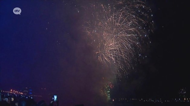 Stad Antwerpen zet 2023 in met vuurwerk vanop twee verschillende pontons (Antwerpen) | Gazet van ...