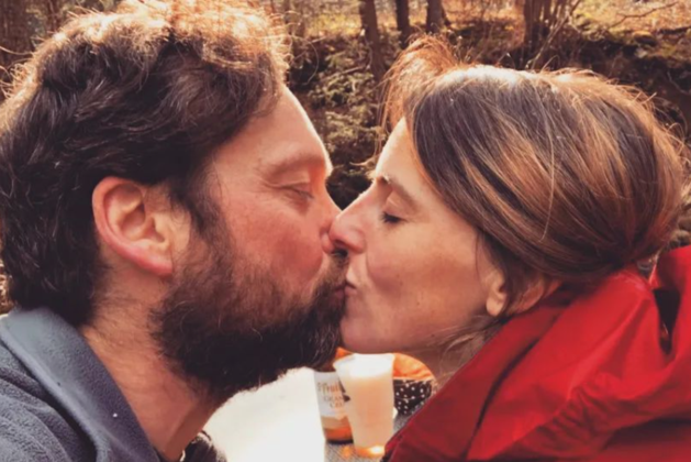 ‘Foute vriend’ Thomas Smith en actrice Joke Sluydts kondigen zwangerschap met een knipoog aan ...