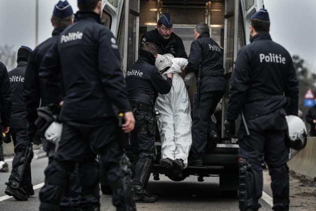 Klimaatactivisten van Code Rood dienen klacht in bij Comité P vanwege ...