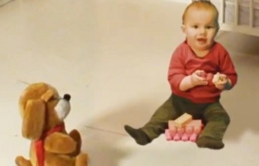 Bicky-man trapt schattige baby uit beeld (video) | Gazet van Antwerpen