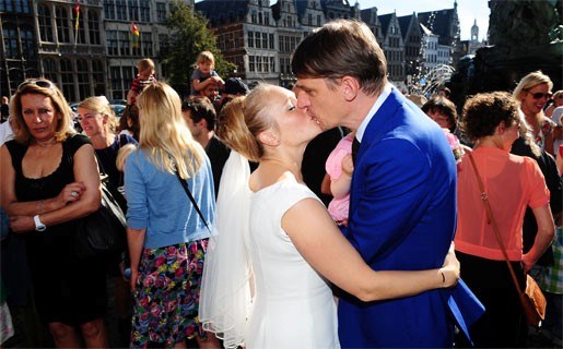 Peter Van den Begin en Tine Reymer trouwen in de zomerzon (Antwerpen ...