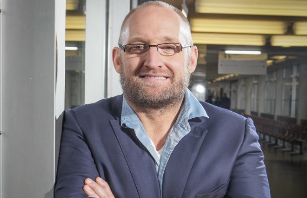 Acteur Jan Van Looveren verdient 2.200 euro netto per maand | Gazet van ...