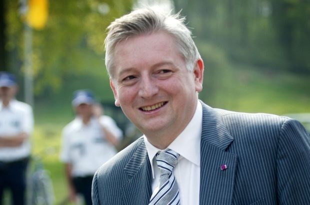 Steve Stevaert breekt bekken na val met de fiets | Gazet van Antwerpen